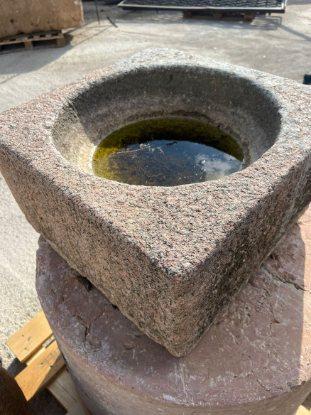 Pilón de granito rojo.